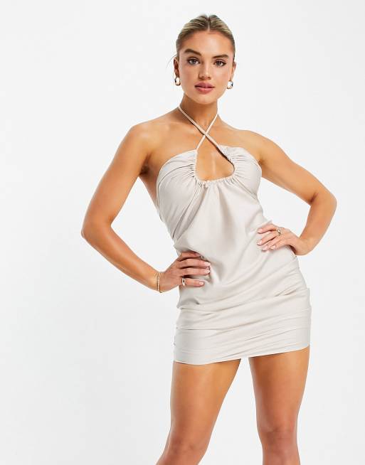 Asos Design Robe Courte Dos Nu Froncée En Satin à Encolure Dégagée
