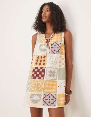 ASOS DESIGN - Robe courte en lin mélangé imprimé mosaïque avec liens noués à l'avant | ASOS