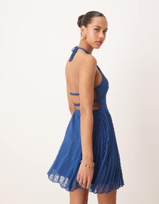 ASOS DESIGN - Robe courte en plumetis duveteux avec encolure nageur et empiècement à plis - Bleu ...