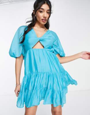 ASOS DESIGN - Robe courte en voile à volants avec détail torsadé sur le devant - Bleu | ASOS