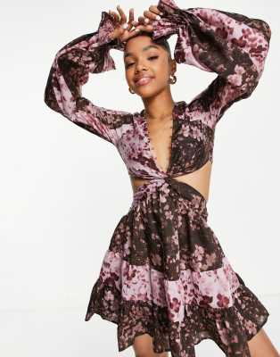 ASOS DESIGN - Robe courte en voile torsadée sur le devant avec imprimé fleur abstrait | ASOS