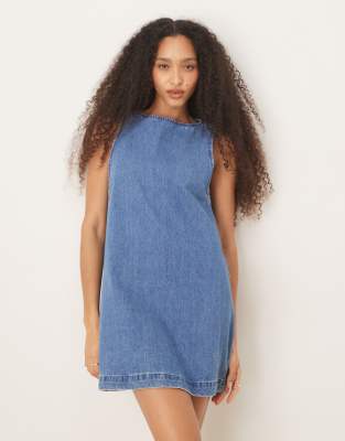 ASOS DESIGN - Robe droite courte en jean - Bleu délavé moyen | ASOS