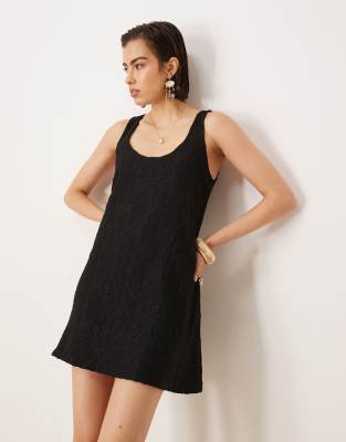 ASOS DESIGN - Robe fluide coupe courte évasée en maille au crochet avec encolure dégagée - Noir ...