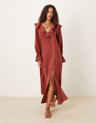 ASOS DESIGN - Robe longue à manches longues et col V à volants - Marron ...