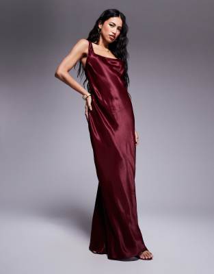 ASOS DESIGN - Robe longue en satin à encolure dégagée - Bordeaux | ASOS