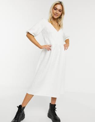 ASOS DESIGN - Robe mi-longue matelassée à manches bouffantes - Ivoire ...