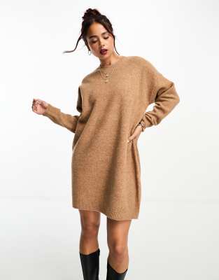 ASOS DESIGN - Robe pull courte en maille à col ras de cou - Camel | ASOS