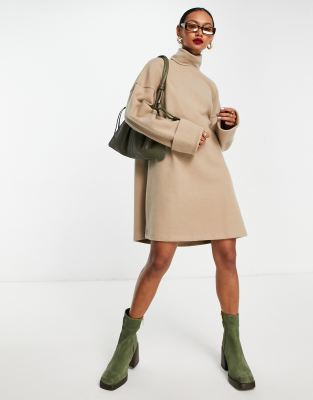 ASOS DESIGN - Robe pull courte ultra douce à col roulé et revers retroussés - Camel | ASOS