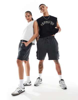 ASOS DESIGN - Short unisexe coupe cargo oversize - Noir délavé | ASOS