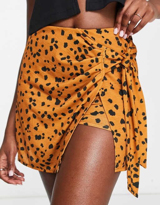 ASOS DESIGN – Skort aus grob gewebtem Stoff in Rostrot mit Animalprint ...