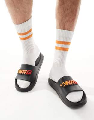 ASOS DESIGN – Slider in Schwarz mit Motocross-Emblem | ASOS