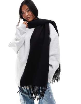 ASOS DESIGN – Superweicher Schal mit Bommeln in Schwarz | ASOS