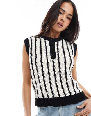 ASOS DESIGN – Svart och vitrandig topp i virkad stil med knäppning | ASOS