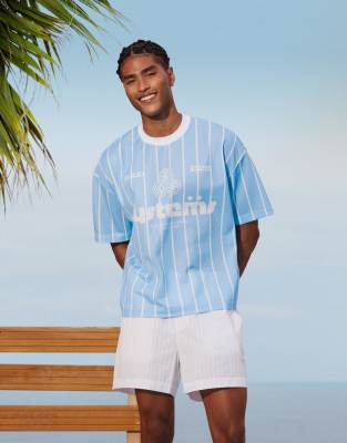 ASOS DESIGN - T-shirt squadrata oversize blu a righe con grafica ...
