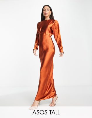 ASOS DESIGN Tall - Robe longue en satin à manches chauve-souris coupée dans le biais - Rouille ...