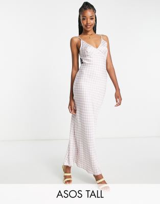 ASOS DESIGN Tall - Robe nuisette longue en tissu satiné à bonnets montants et motif damier ...