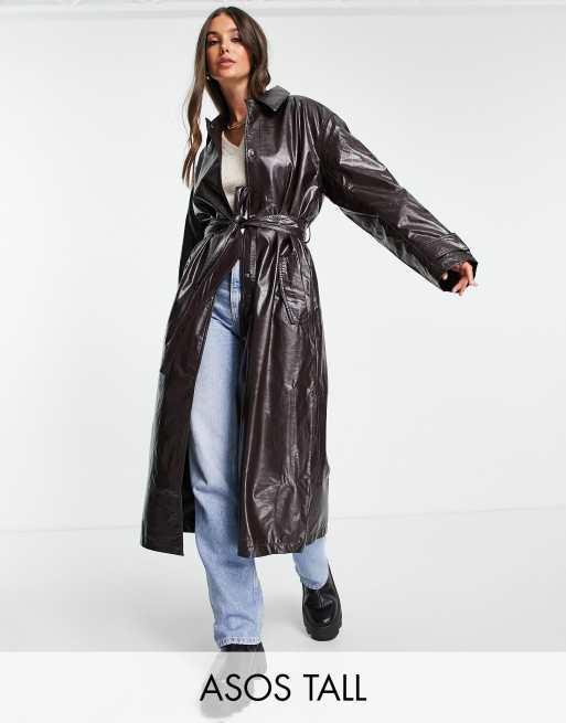 Asos Design Tall Trench Coat En Similicuir Effet Froissé Bordeaux