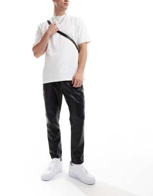 ASOS DESIGN - Toelopende leer-look broek in zwart | ASOS