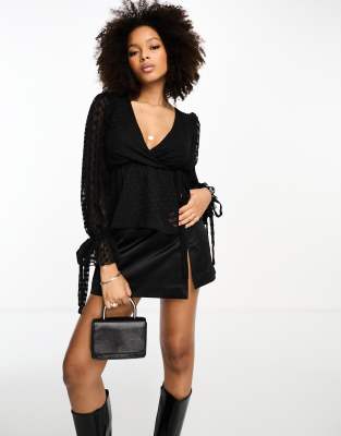 ASOS DESIGN - Top cache-cœur en plumetis avec manches longues à poignets volantés - Noir | ASOS
