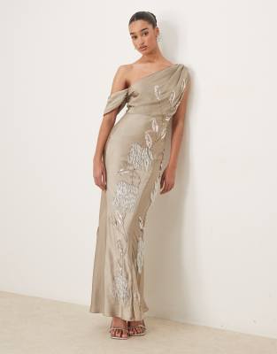 ASOS DESIGN - Vestito lungo in misto raso color visone con decorazioni ...