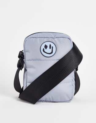 ASOS DESIGN – Wattierte Umhängetasche in Grau mit Smiley-Aufnäher | ASOS