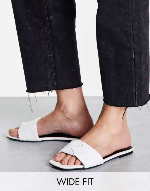 Asos Design Wide Fit Forty Flache Geflochtene Sandalen In Weiß Asos