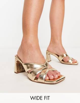 ASOS DESIGN Wide Fit – Hatley – Mules in Goldoptik mit mittelhohem ...