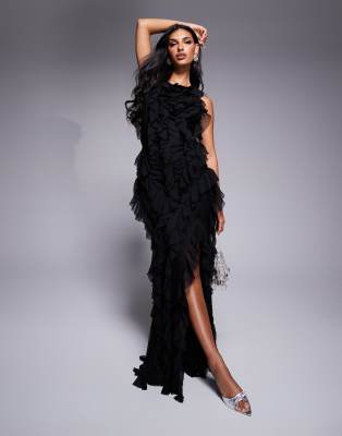 ASOS LUXE - Maxi jurk van kant en chiffon met halternek, ruches en corsagedetail in zwart | ASOS