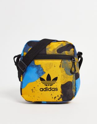 Bandolera azul con estampado de camuflaje y logo gráfico de adidas ...