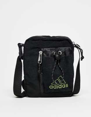 Bandolera en negro de adidas Originals | ASOS