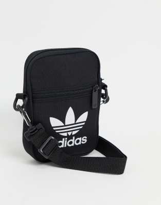 Bandolera negra con logo grande de adidas Originals | ASOS