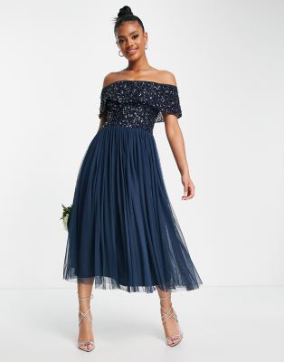 Beauut - Robe mi-longue de demoiselle d'honneur ornementée à encolure Bardot - Bleu marine | ASOS