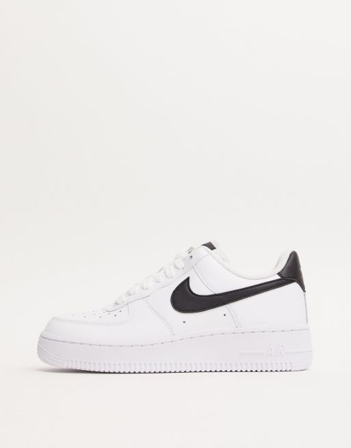 Белые кроссовки с черными вставками Nike Air Force 1 '07 | ASOS