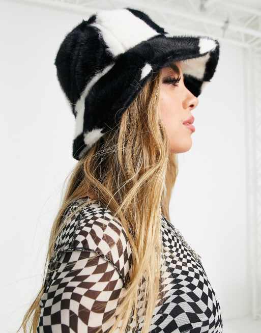 Bershka - Bob duveteux à damier - Monochrome | ASOS