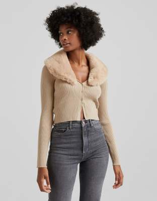 Bershka - Cardigan a coste color cammello con finiture in pelliccia | ASOS