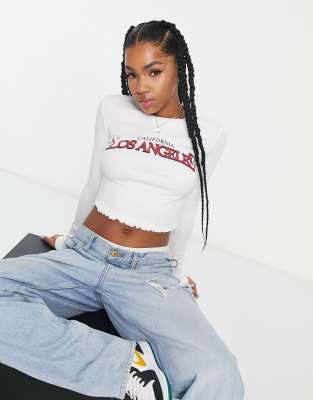 Bershka – Los Angeles – Oberteil in Weiß mit Kräuselsaum | ASOS