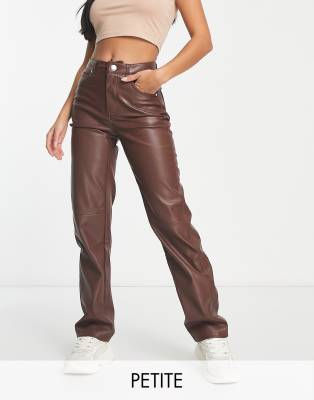 Bershka Petite - Pantalon droit en imitation cuir - Marron | ASOS