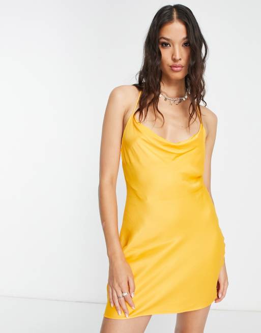 Bershka - Robe courte effet satin froncée sur le côté avec col bénitier - Jaune | ASOS