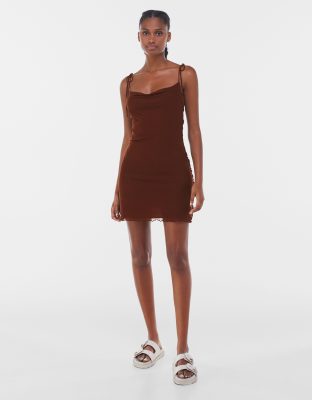 Bershka - Robe courte en tulle avec bretelles nouées et ourlet ondulé - Marron | ASOS