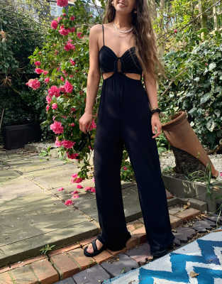 Bershka - Tuta jumpsuit con cut-out nera | ASOS