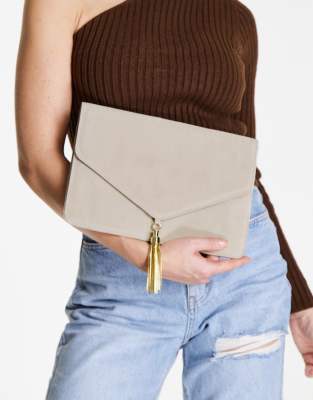 Bolso clutch color crema con borla de ASOS DESIGN | ASOS