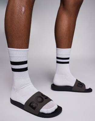 Boss – Aryeh – Slider in Grün und Schwarz mit kontrastierendem Logo | ASOS