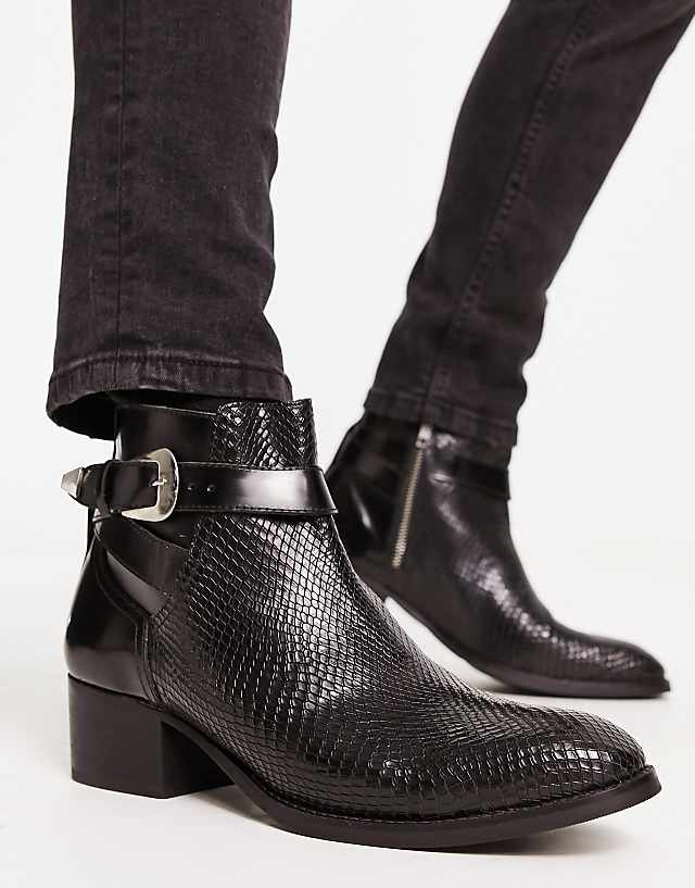 Botas Chelsea negras con tacón cubano, detalle de tira y estampado de ... Botas Chelsea negras con tacón cubano, detalle de tira y estampado de ...