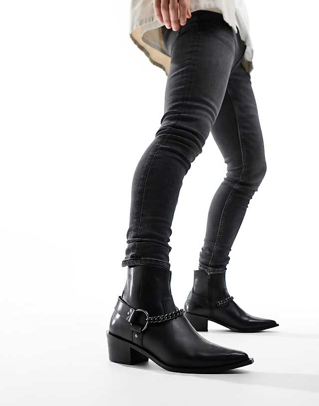 Botas negras estilo wéstern de cuero con tacón y detalle de cadena de ... Botas negras estilo wéstern de cuero con tacón y detalle de cadena de ...