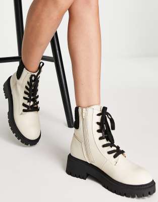 Botines color crema con suela gruesa y borde de piel sintética de ...