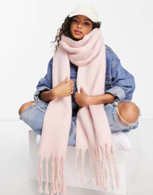Bufanda rosa claro tipo manta supersuave de My Accessories London | ASOS