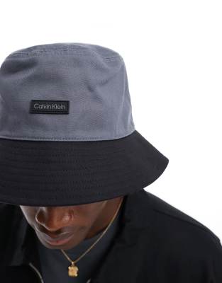 Calvin Klein - Bucket hat met kleurvlakken in grijs/zwart | ASOS