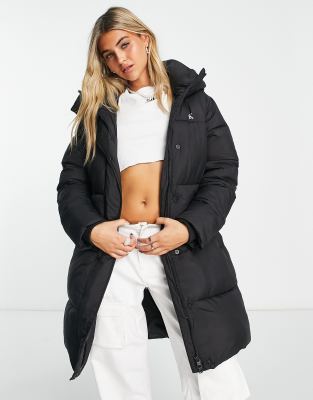 Calvin Klein Jeans – Svart pufferjacka i lång modell med huva och liten ...