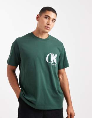 Calvin Klein Jeans - T-shirt met groot logo op de borst in bosgroen | ASOS