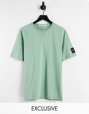 Calvin Klein Jeans – T-Shirt mit Monogramm-Aufnäher in Grün, exklusiv ...